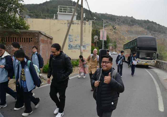 教育无界 爱心无疆——HEHS外语角社团在拍石头乡的暖心支教活动 - 河南省实验中学